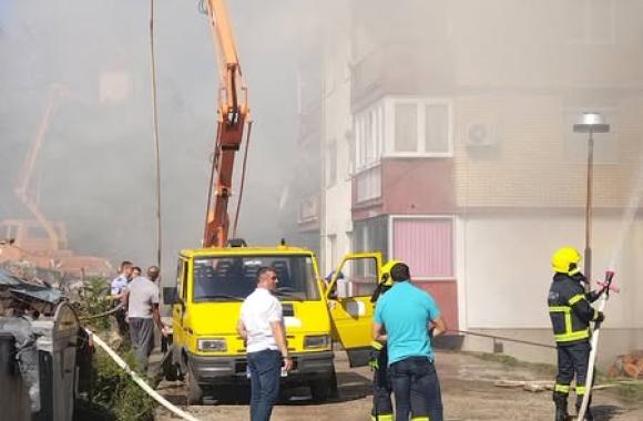 U požaru u Vlasenici izgorelo 10 stanova | Radio Osvit